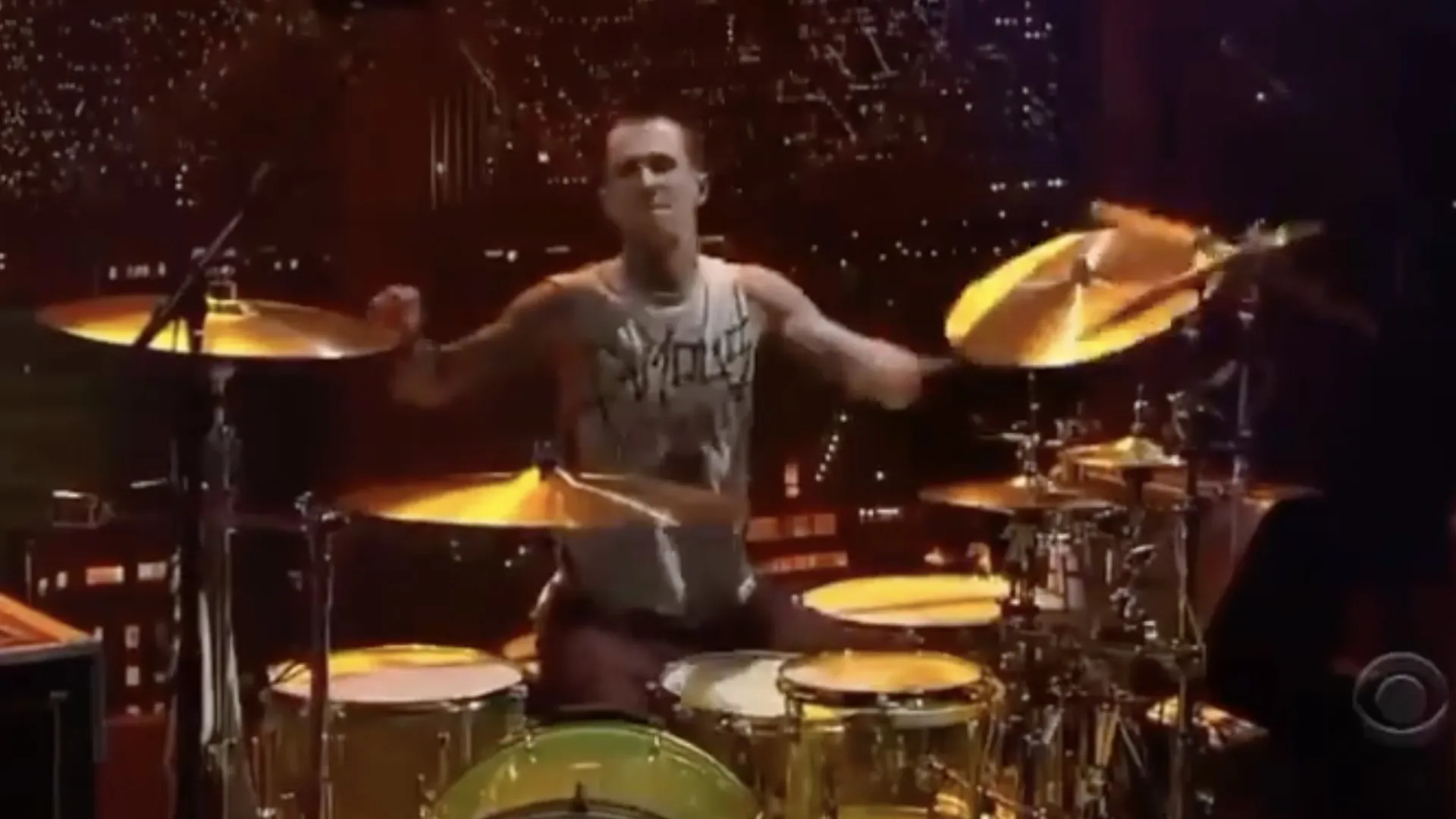 Watch Travis Barker only using one arm while performing… | Kerrang!