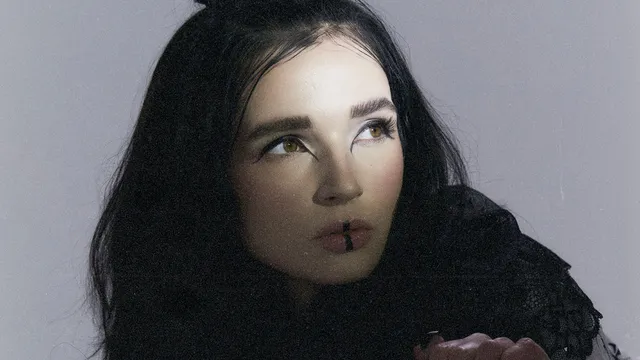 Poppy teases EP after debuting new single at Reading &… | Kerrang!